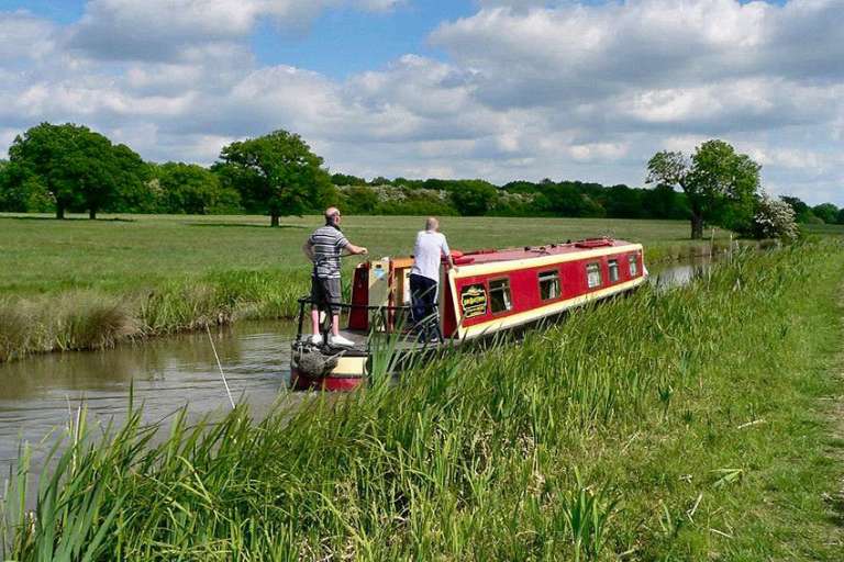 Super Getaway: Narrowboat Adventure in the UK – Traveling Boy
